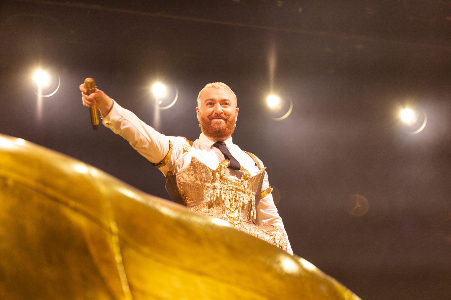 Sam Smith emociona y conquista a fans con su primer concierto en Monterrey